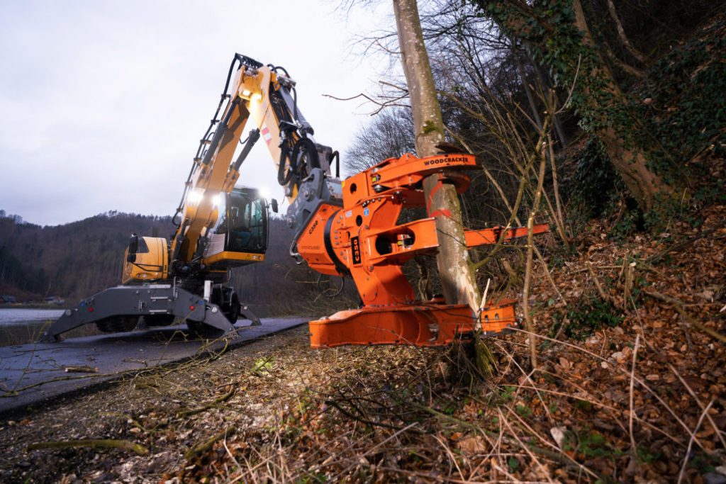 Woodcracker®-attachments and the mobile rehandling excavator Liebherr ...